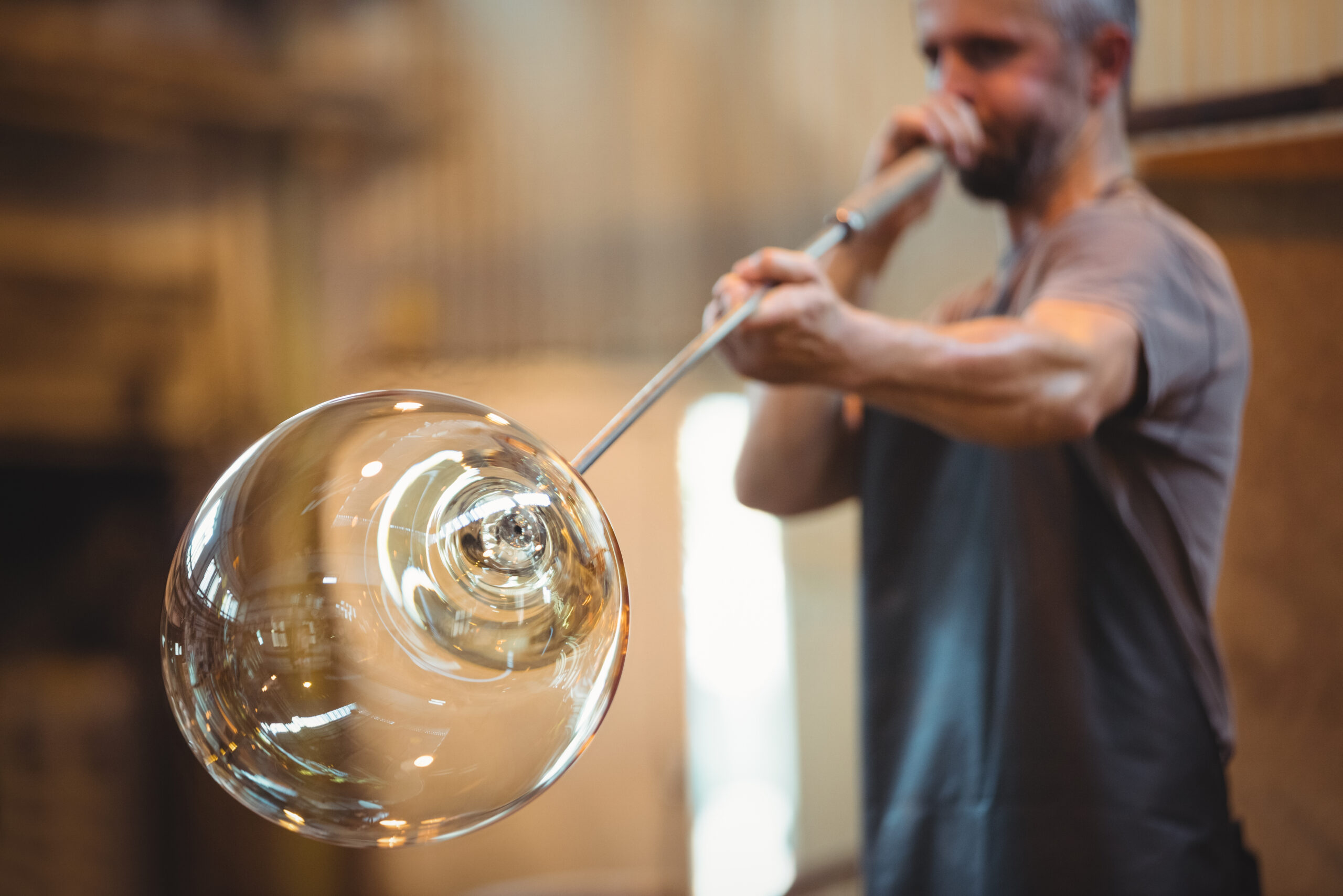 Glasbläser *in: Mit jedem Atemzug Leben in das Glas hauchen